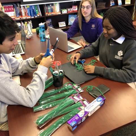 Design Thinking Class Prepares Christmas STEAM Activities